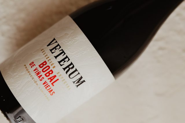 Bodegas Coviñas renueva la imagen de su bobal VETERUM